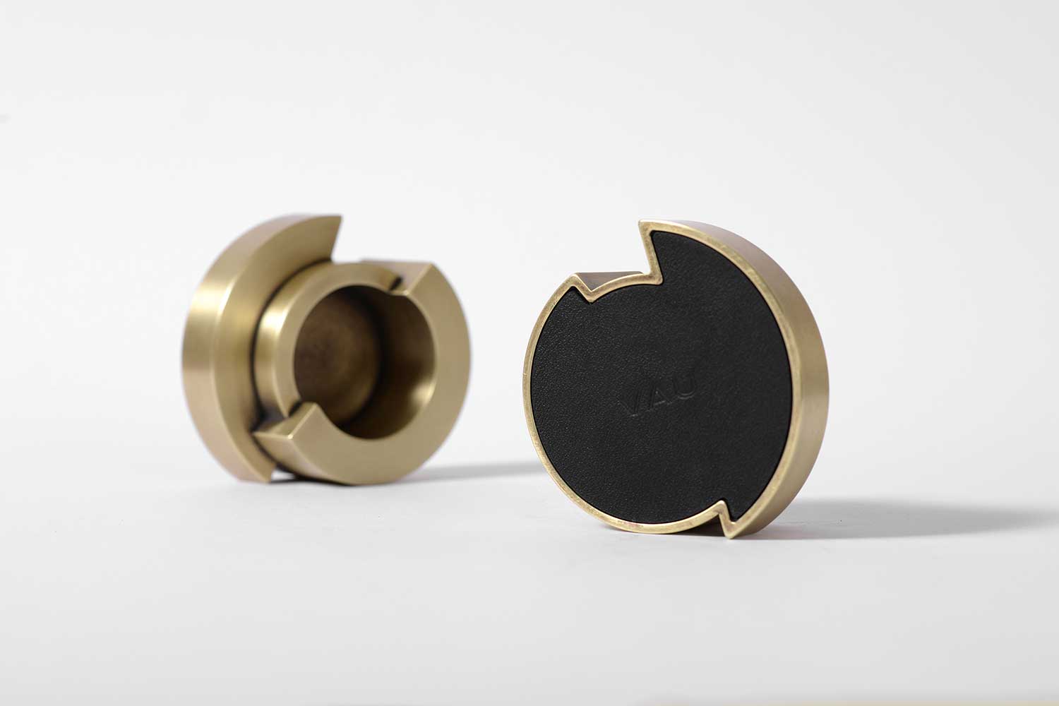 CIRCULAR tea light holder aged brass finish – VAUproducts